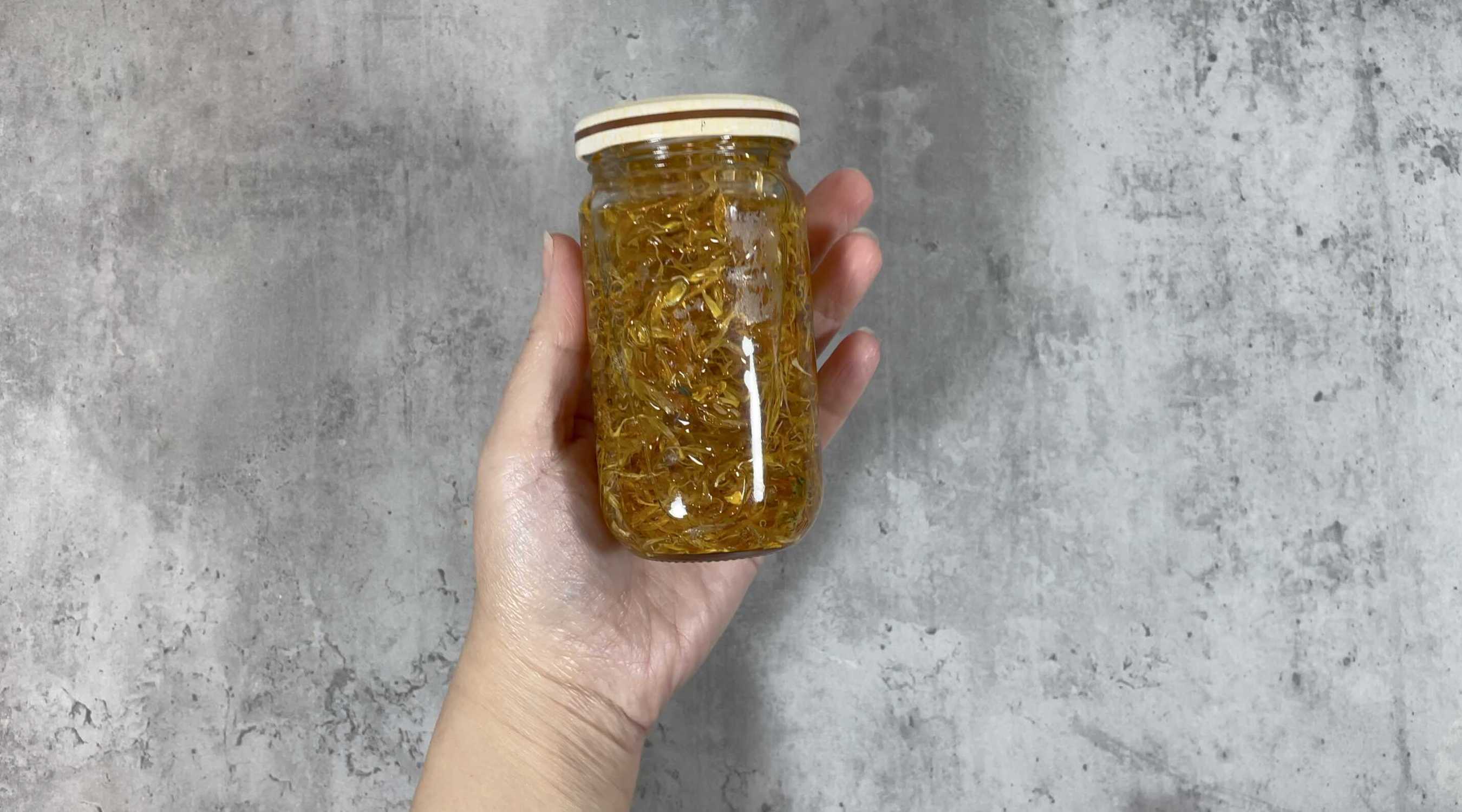 Infusing Oils (no heating) | DIY Cosmetica